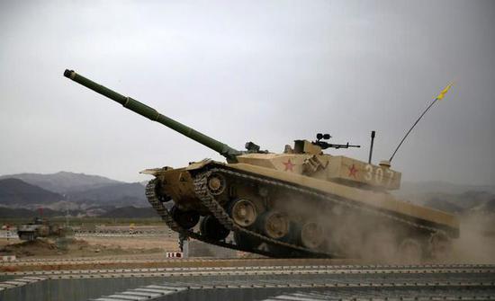中国96B主战坦克进行寒区试验 将成未来跨海登陆主力_手机新浪网