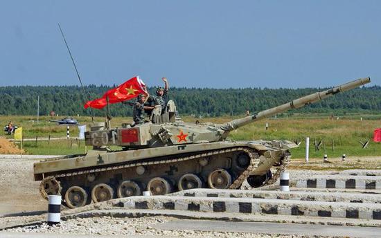 俄军大规模换装最新型T72 3大性能与中国96B尚有差距_手机新浪网