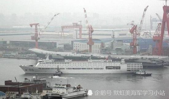 中国为航母配备专门保障船 美军却用无动力驳船替代_手机新浪网