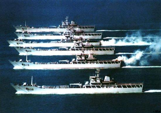 中国072登陆舰除测试电磁炮 还在南海怼过美巡洋舰_手机新浪网