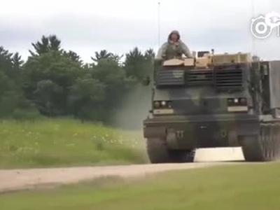 高清实拍美军M270多管火箭系统发射火箭弹_手机新浪网