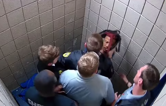 美国非裔男子被拘留期间遭5名警察殴打 律师呼吁进行刑事调查 手机新浪网