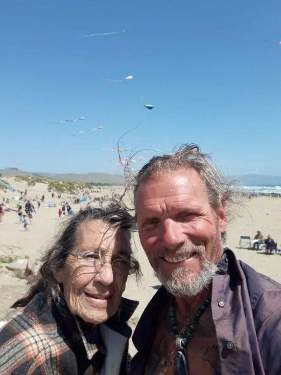 80岁富婆爱上57岁流浪汉，正当她卖了房子要留给他60万美元时……_新浪新闻