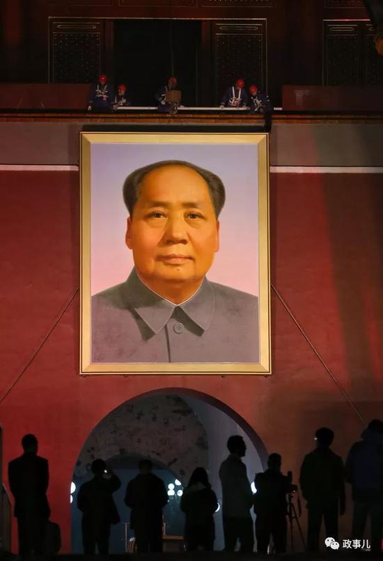 天安门城楼更换毛主席画像 60多年已更换八个版本|天安门|画像|天安门城楼_新浪新闻