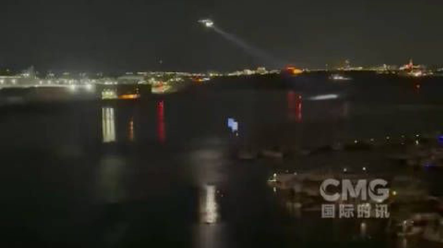 美国联邦航空管理局证实：美国航空公司AA5342航班在接近里根国家机场跑道时与一架军用直升机相撞，客机坠河(含视频)_手机新浪网