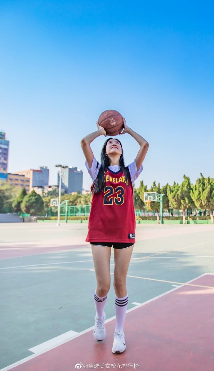 美女校花@叶小喵M 郑州升达经贸管理学院建工系，99年，天蝎座，身高174cm，体重51kg，喜欢健身和舞蹈[心]