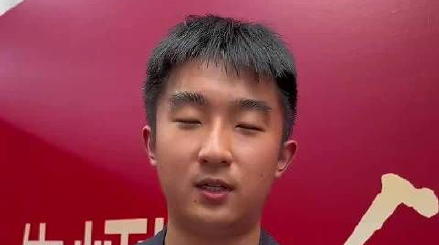 杭州坐迈巴赫高考的少年考了700分 】视频:“迈巴赫送考”的高考生成绩出炉,他是工艺美术大师朱炳仁的孙子,称理想学府是北京大学;本人回应