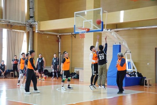 济南市初高职联盟校园篮球联谊赛（第一季）在山东省济南第二中学篮球馆拉开帷幕_手机新浪网