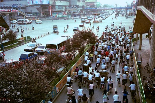 老照片：雄起 九十年代的成都街景|雄起|街景|成都_新浪新闻