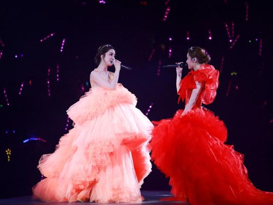 Twins演唱会两人合体 上演女女之吻全场和声震撼|演唱会|广州|合体_新浪新闻
