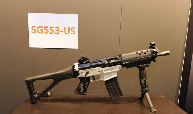 面对AK-47，SIG SG553突击步枪显得毫不逊色！|突击步枪|瑞士|弹匣_新浪新闻