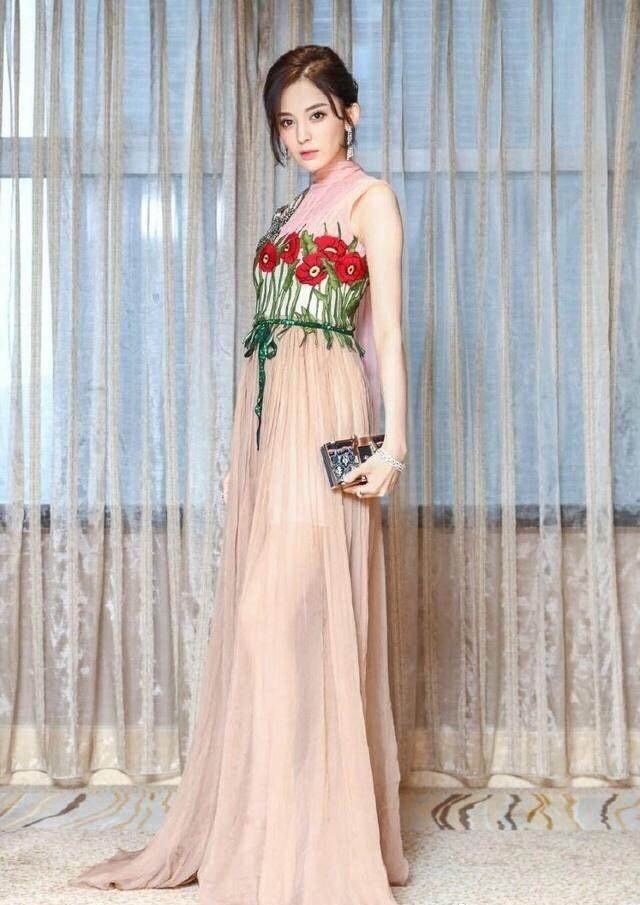 女明星礼服搭配，赵丽颖美，热巴甜，古力娜扎最土气赵丽颖热巴礼服新浪新闻