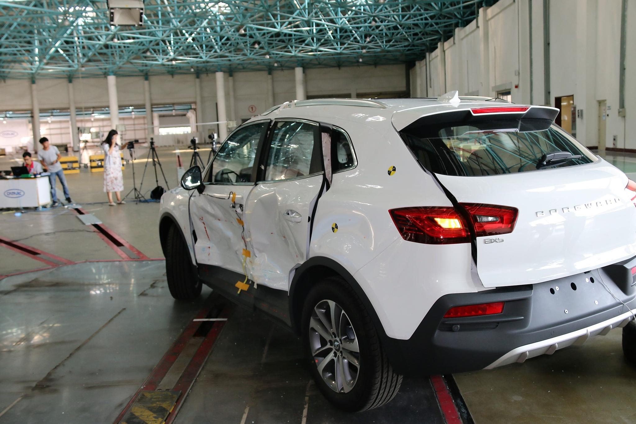 宝沃BX5侧面碰撞，左侧后车门难道没有防撞梁？-新浪汽车