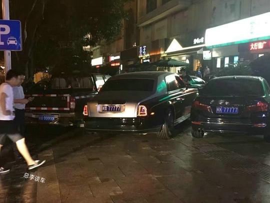 院子里停四辆豪车，价值1500万，车牌全是连号，停一起比较霸气-新浪汽车