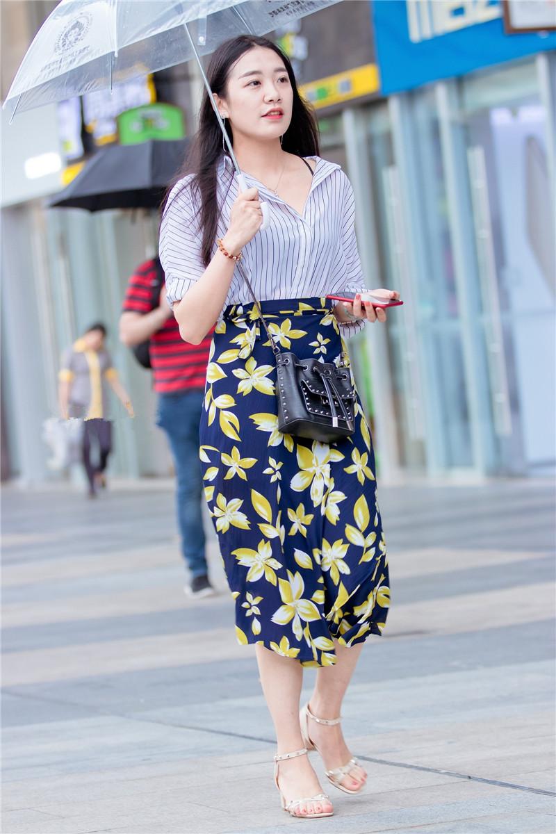 路人街拍，优雅的衬衫花裙美女，笑得很是甜蜜