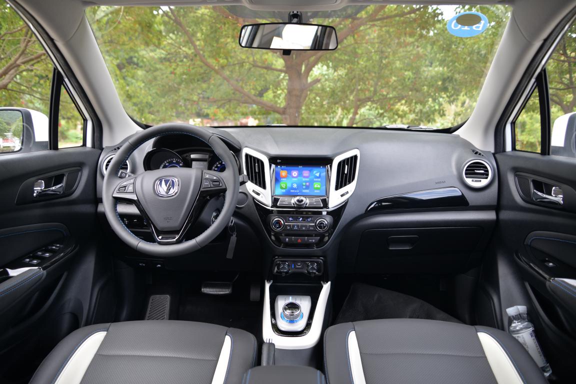 宋楠：续航300公里！长安CS15EV/逸动EV300深度试驾-新浪汽车