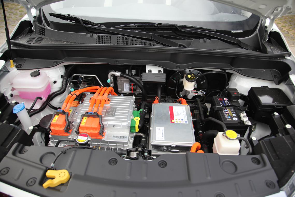 宋楠：续航300公里！长安CS15EV/逸动EV300深度试驾-新浪汽车