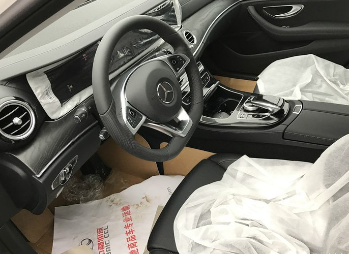 48万元买辆白色奔驰E200L，然而车主家的另外两辆车才是“亮点”-新浪汽车