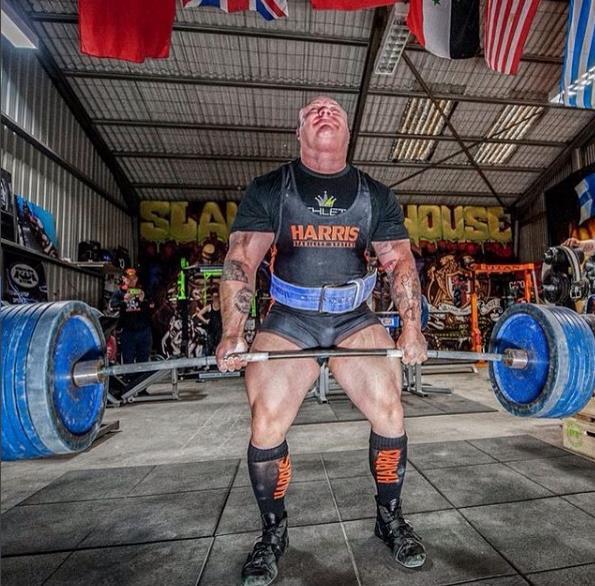 壮汉深蹲420公斤流鼻血！如此重量常人只有看的份！