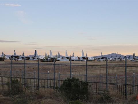 世界最震撼的飞机墓地：数千架退役军机组成钢铁森林|军机|飞机|坟场_新浪新闻