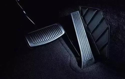 开车深踩油门、刹车对汽车有什么影响？你知道吗-新浪汽车