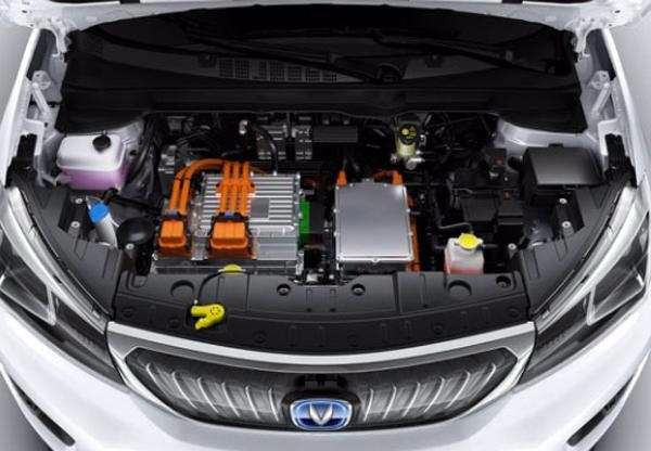 续航达300km以上配置厚道 试驾长安逸动EV300和CS15EV-新浪汽车