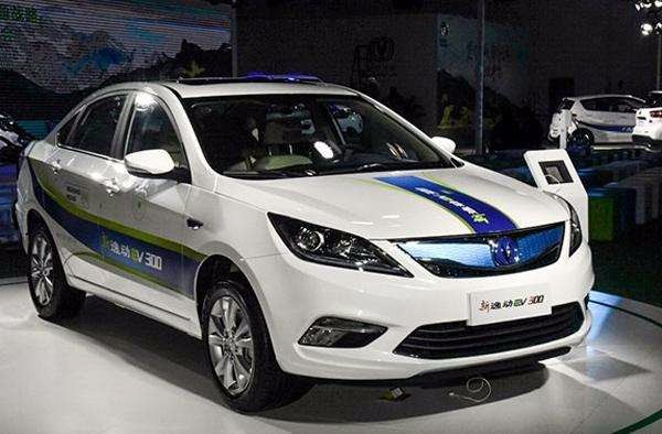 续航达300km以上配置厚道 试驾长安逸动EV300和CS15EV-新浪汽车