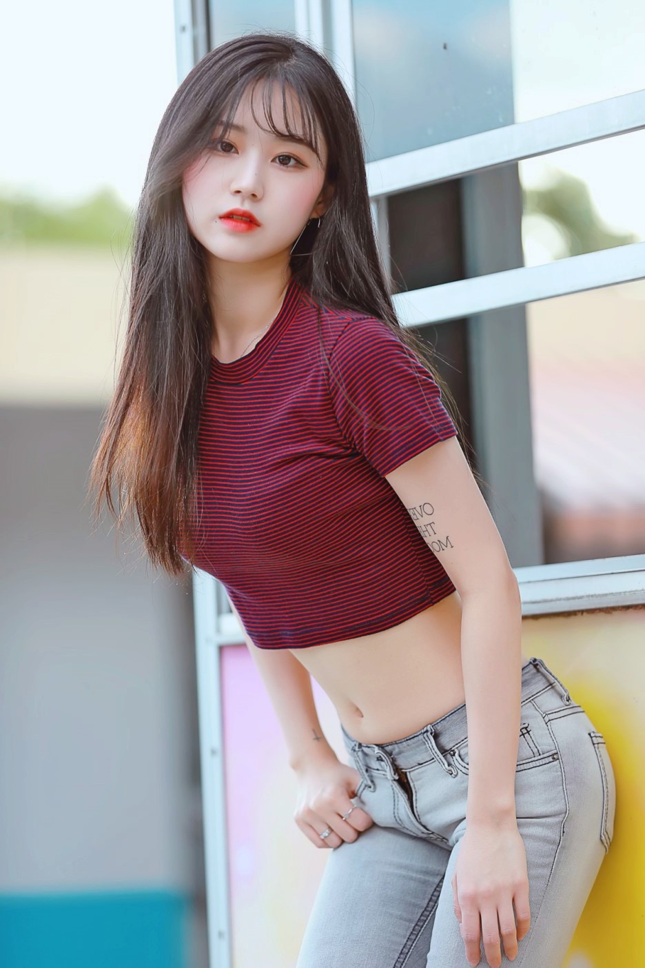 长发飘飘火辣的身材，彰显青春女孩的美