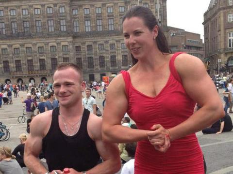 身高190cm的健身女，一身肌肉让人不敢妄动，你的臂围有她粗吗？|健身|身高|玛丽_新浪新闻