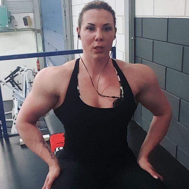 身高190cm的健身女，一身肌肉让人不敢妄动，你的臂围有她粗吗？|健身|身高|玛丽_新浪新闻