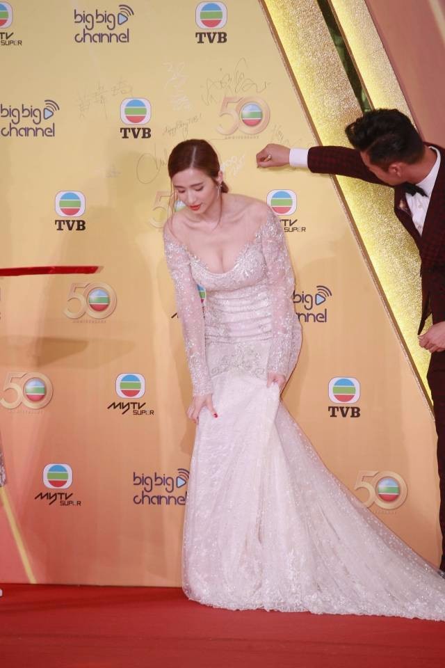 前港姐沈卓盈纯白礼服亮相TVB台庆，性感身材狂吸眼球