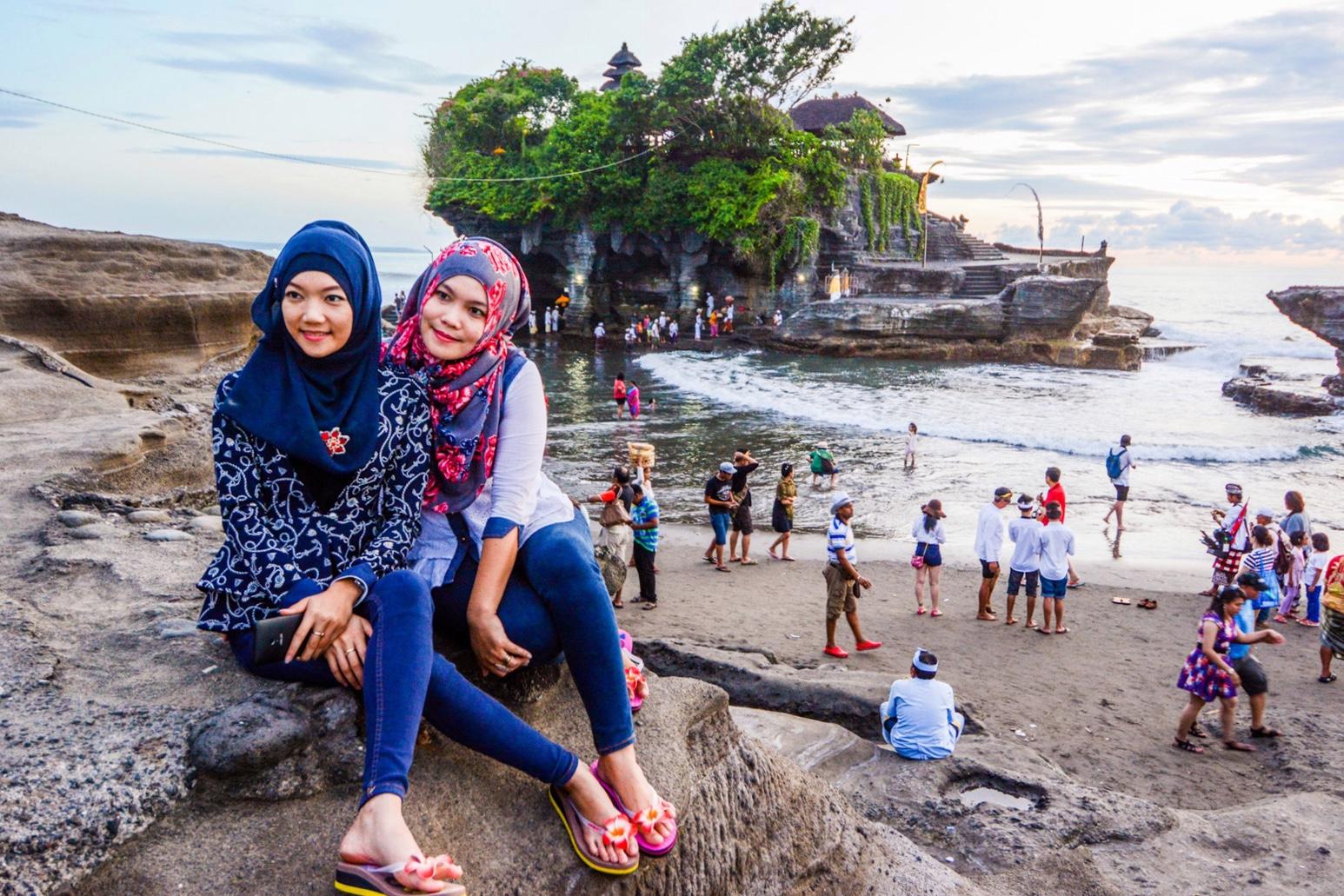 海神庙是巴厘岛最标志景观，这的印尼美女和戴花男人更加风情万种|海神庙|巴厘岛|男人_新浪新闻