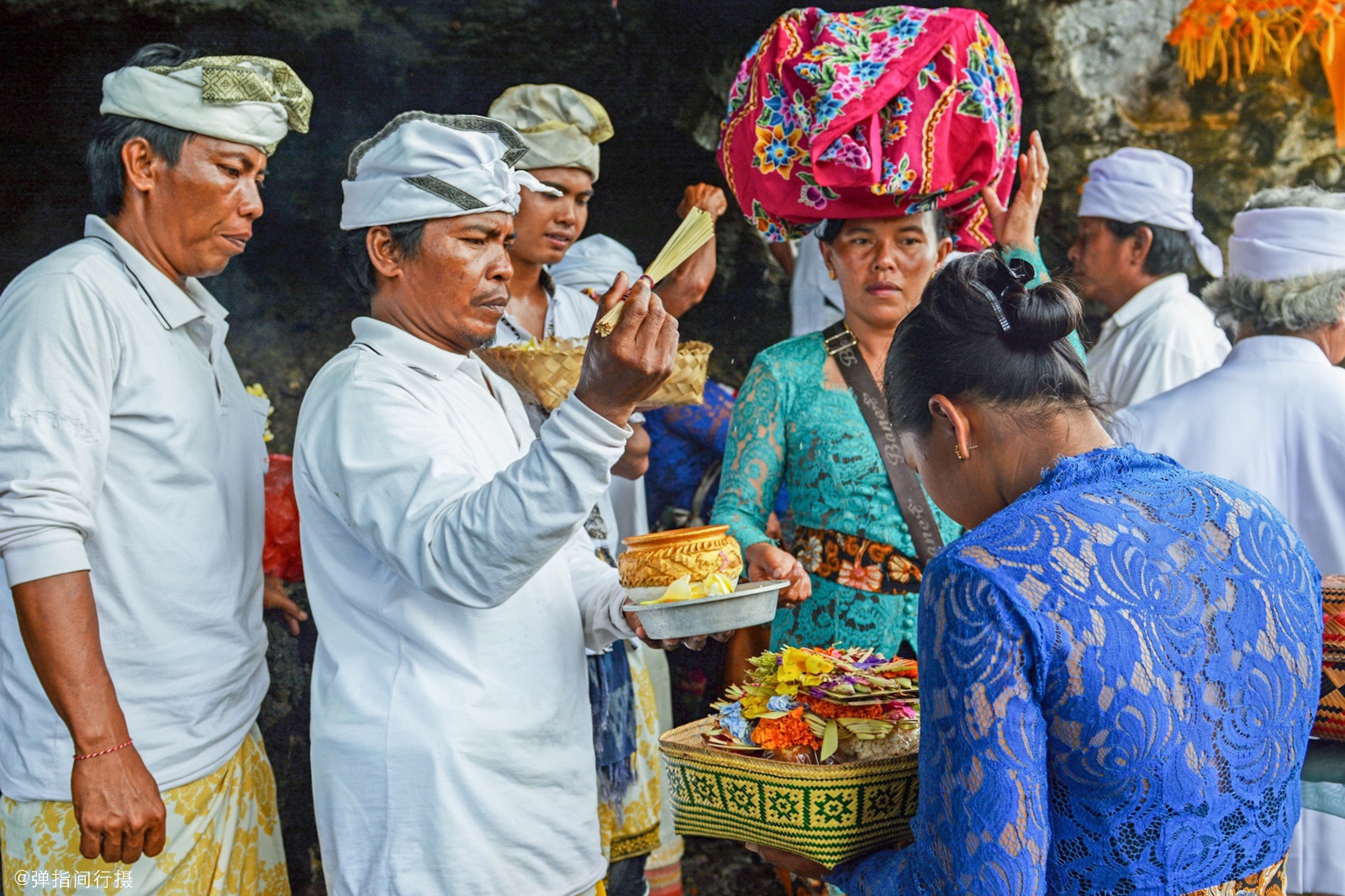 海神庙是巴厘岛最标志景观，这的印尼美女和戴花男人更加风情万种|海神庙|巴厘岛|男人_新浪新闻