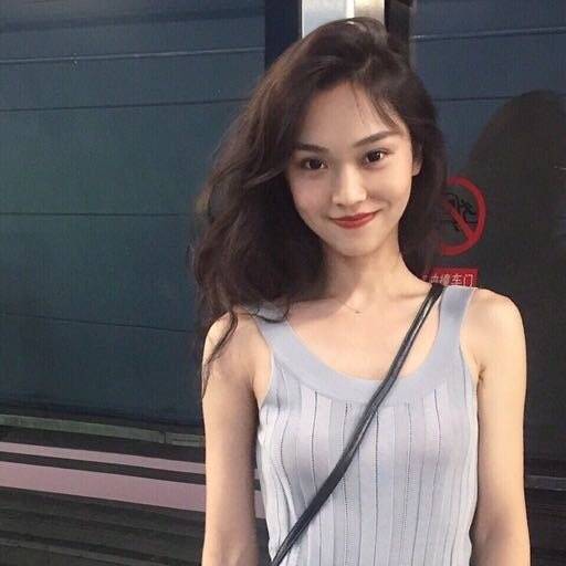 青春洋溢的美少女，清新的感觉美美哒。