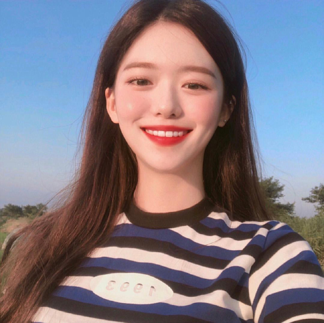 治愈系的笑容美女,笑起来好甜美。