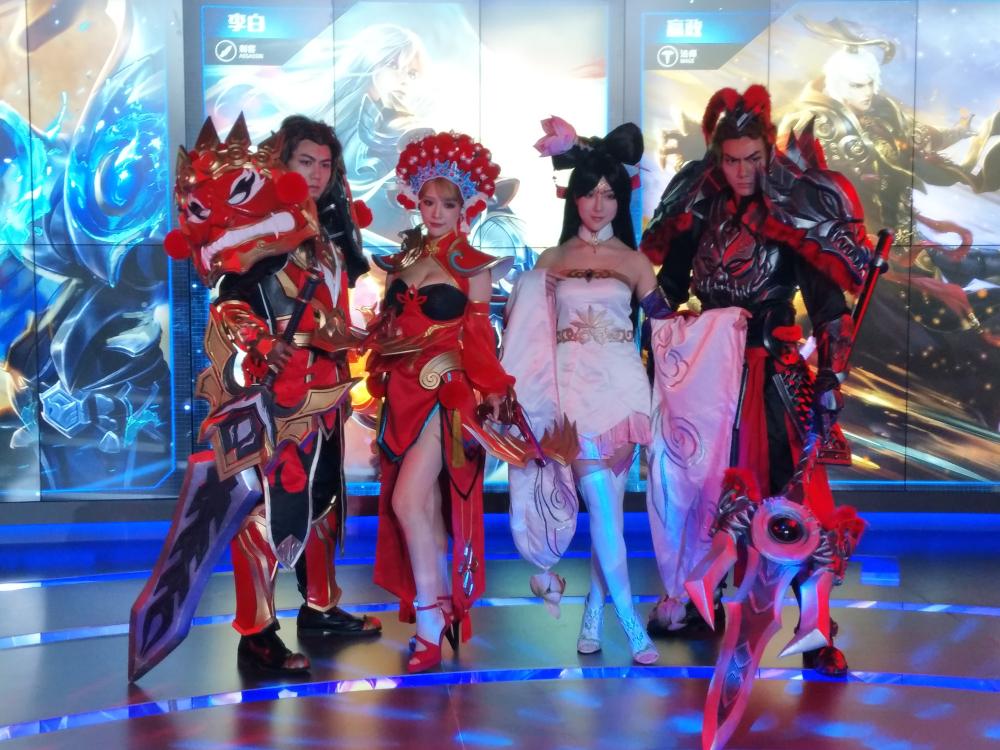 腾讯游戏嘉年华现场直击：coser争奇斗艳，目不暇接，2次元王道|嘉年华|腾讯游戏|王道_新浪新闻