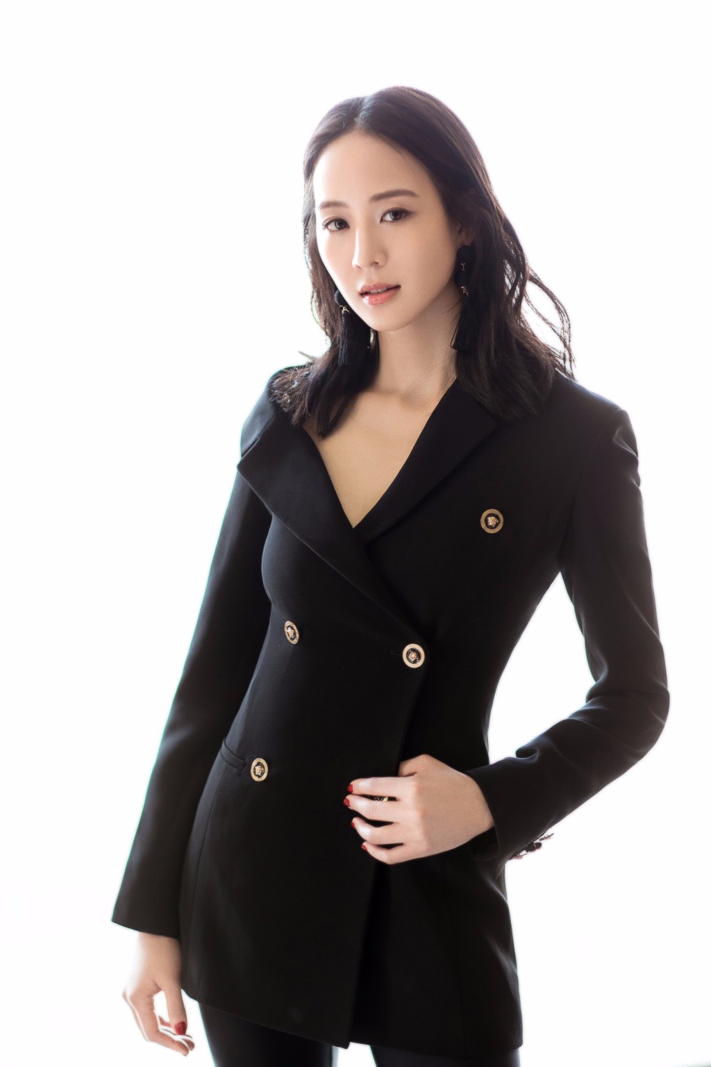 张钧甯一身Versace黑色西装亮相《闺蜜2》发布会，帅气不失性感_新浪新闻