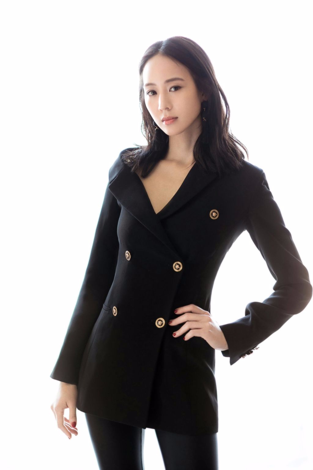 张钧甯一身Versace黑色西装亮相《闺蜜2》发布会，帅气不失性感