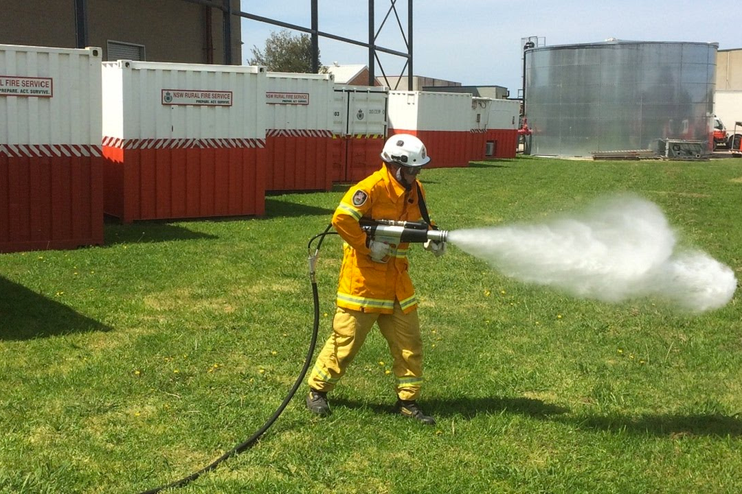德国发明灭火神器，3炮就能扑灭熊熊大火，人人家里都该备一个|德国|大火|灭火|神器|威力_新浪新闻