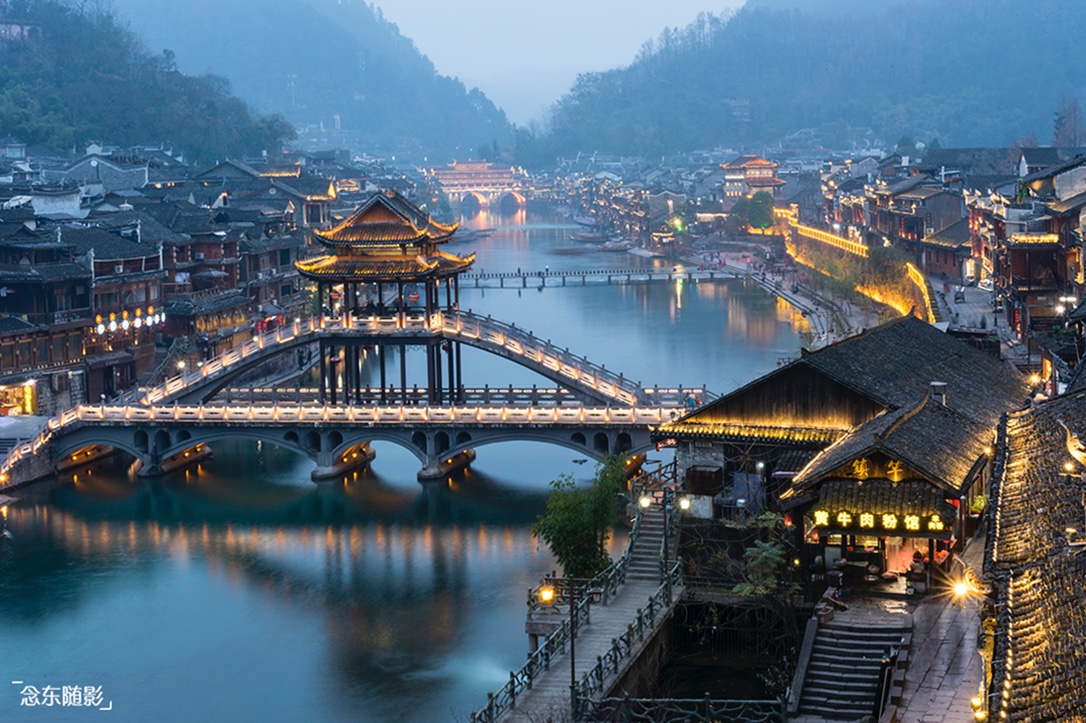 湖南有个地方夜景美得让人赞叹 游人说比白天景色好看多了 凤凰古城 古城 沱江 游人 夜色 新浪新闻