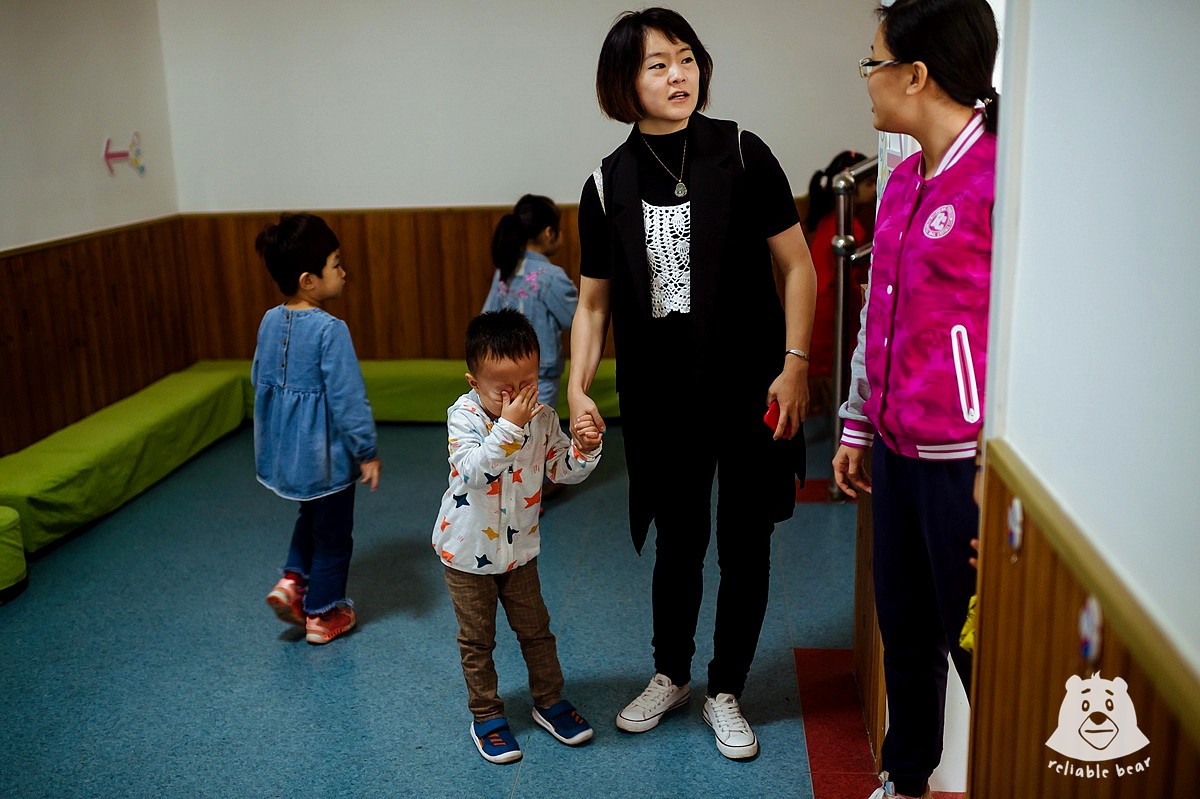 看宝宝第一天上幼儿园的照片,妈妈心疼想哭 幼儿园 孩子 老师 新浪新闻
