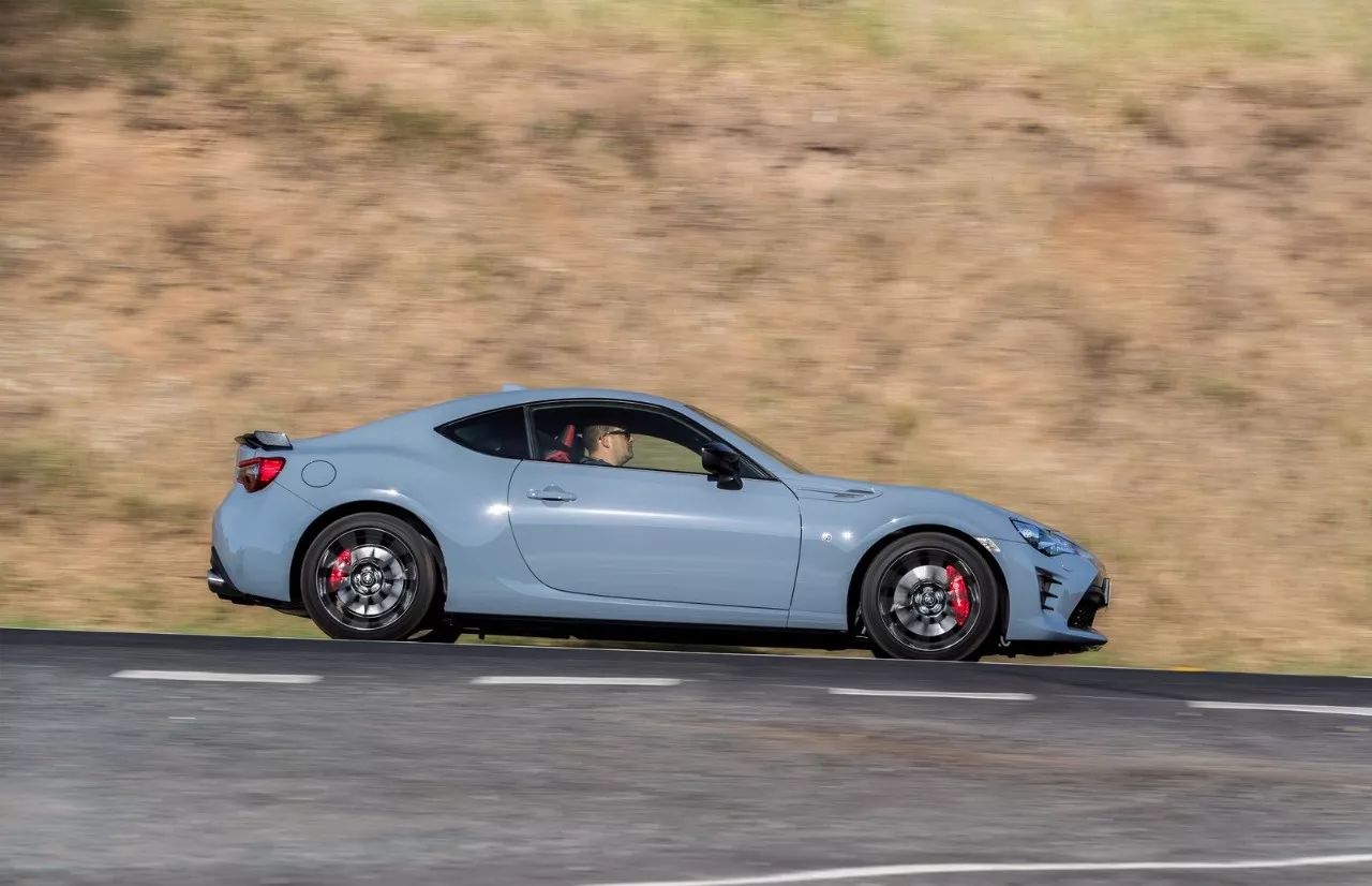 丰田86的性能套件为这款车增加了很多亮点，除了性能
