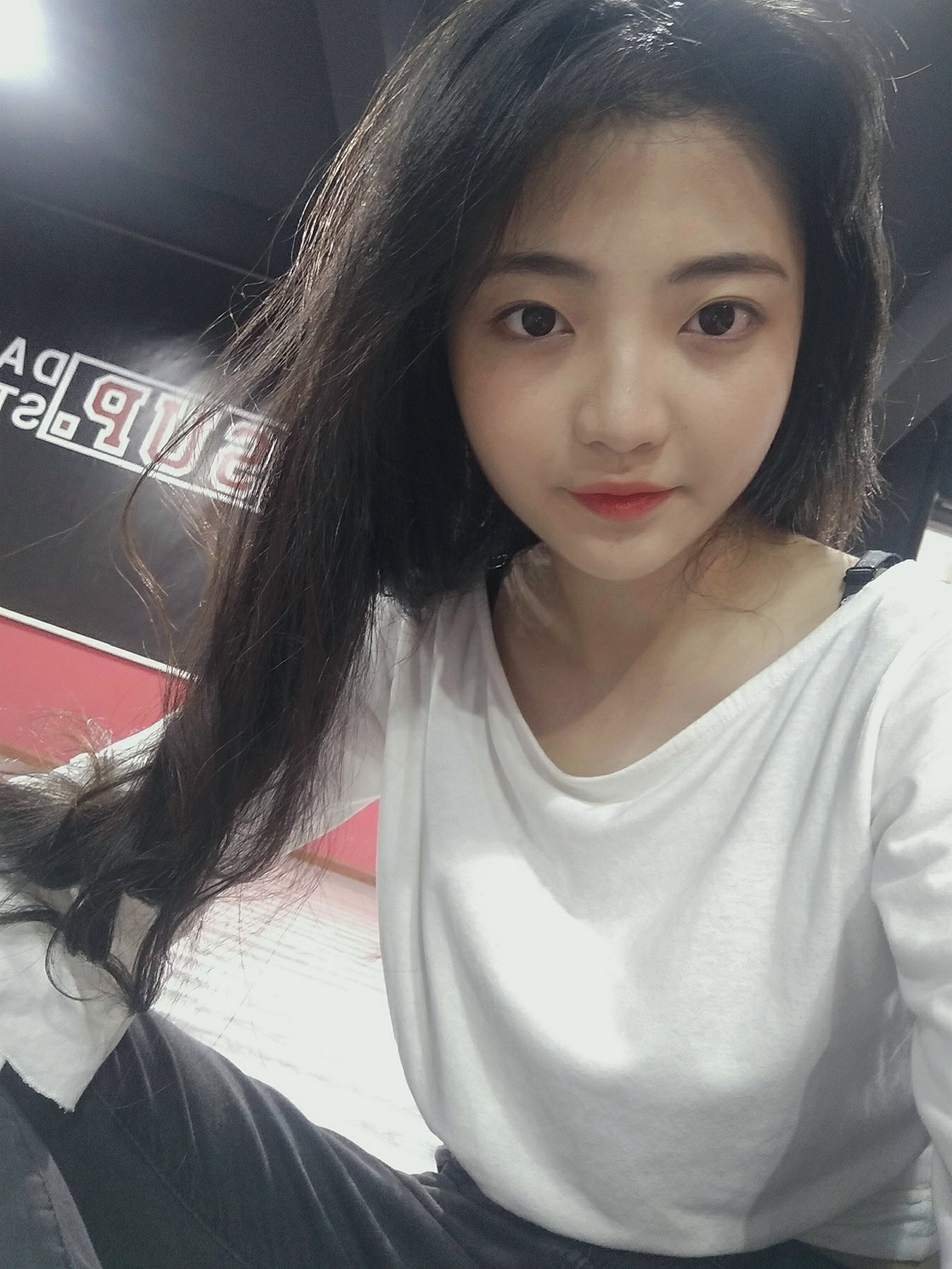 校花美女 19播音艺考生 身高173 爱好跳舞💃