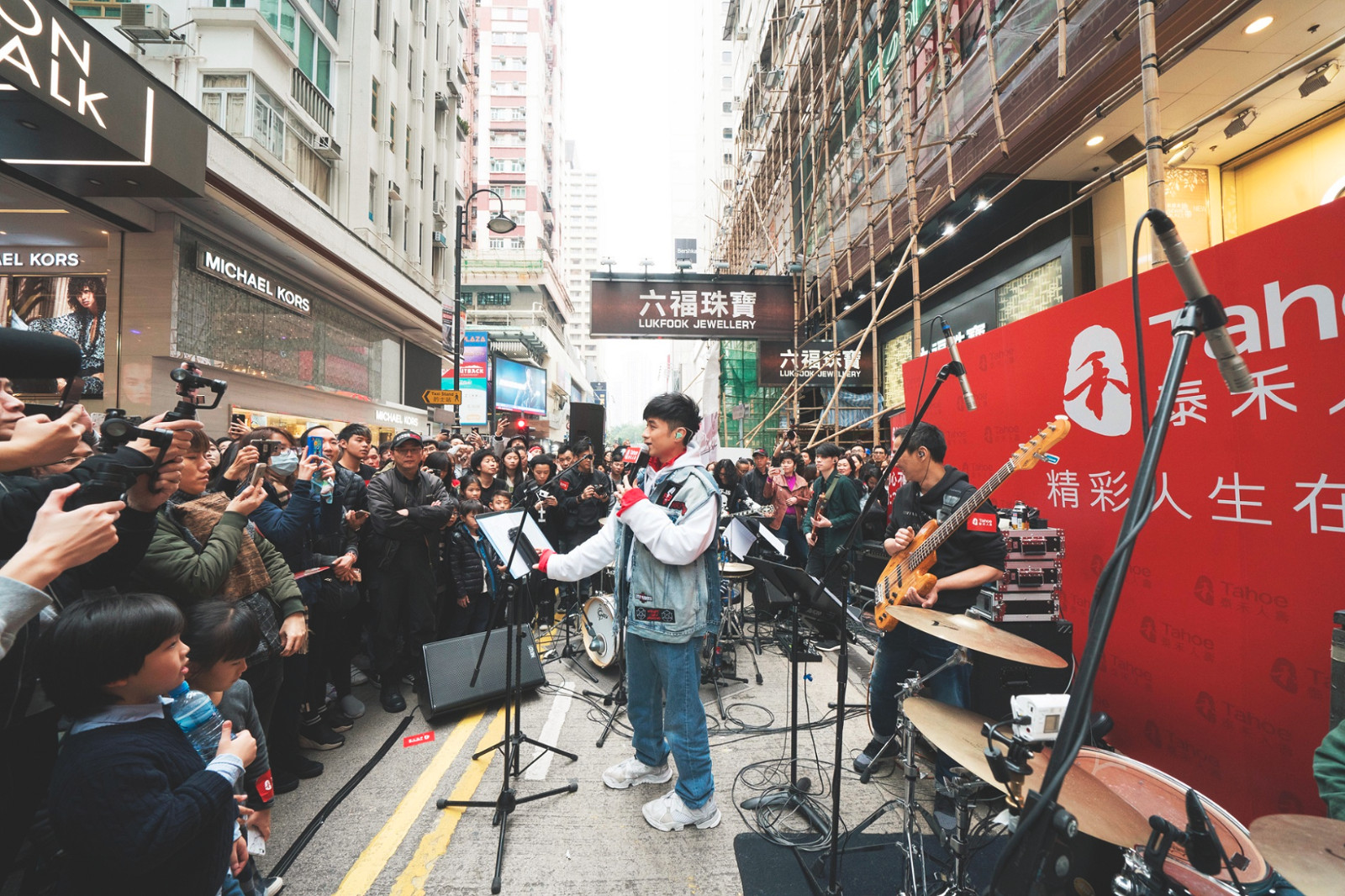 古巨基现身铜锣湾街头 将busking进行到底