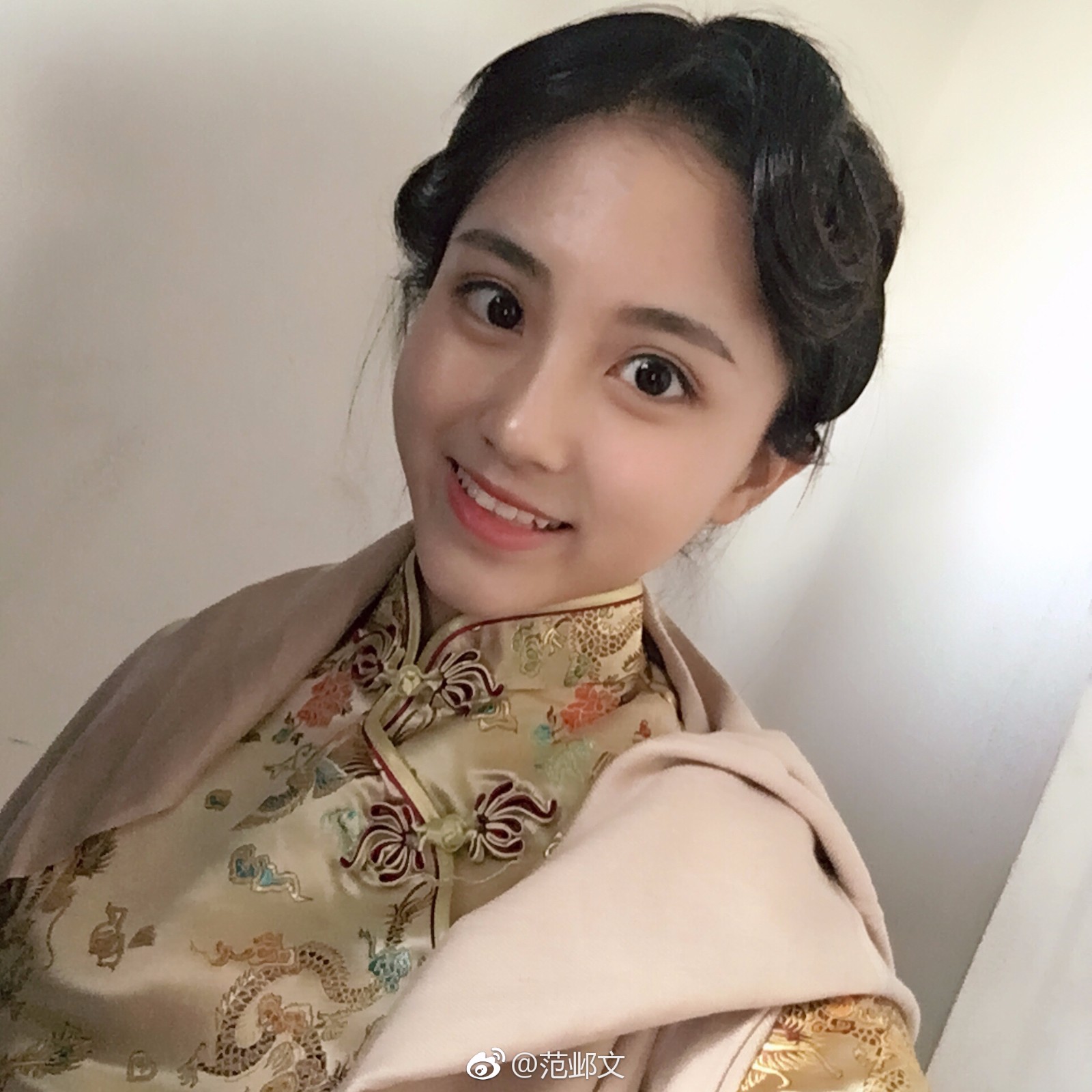 校花日记 范邺文 来自大连艺术学院 身高171 体重49kg 喜欢表演