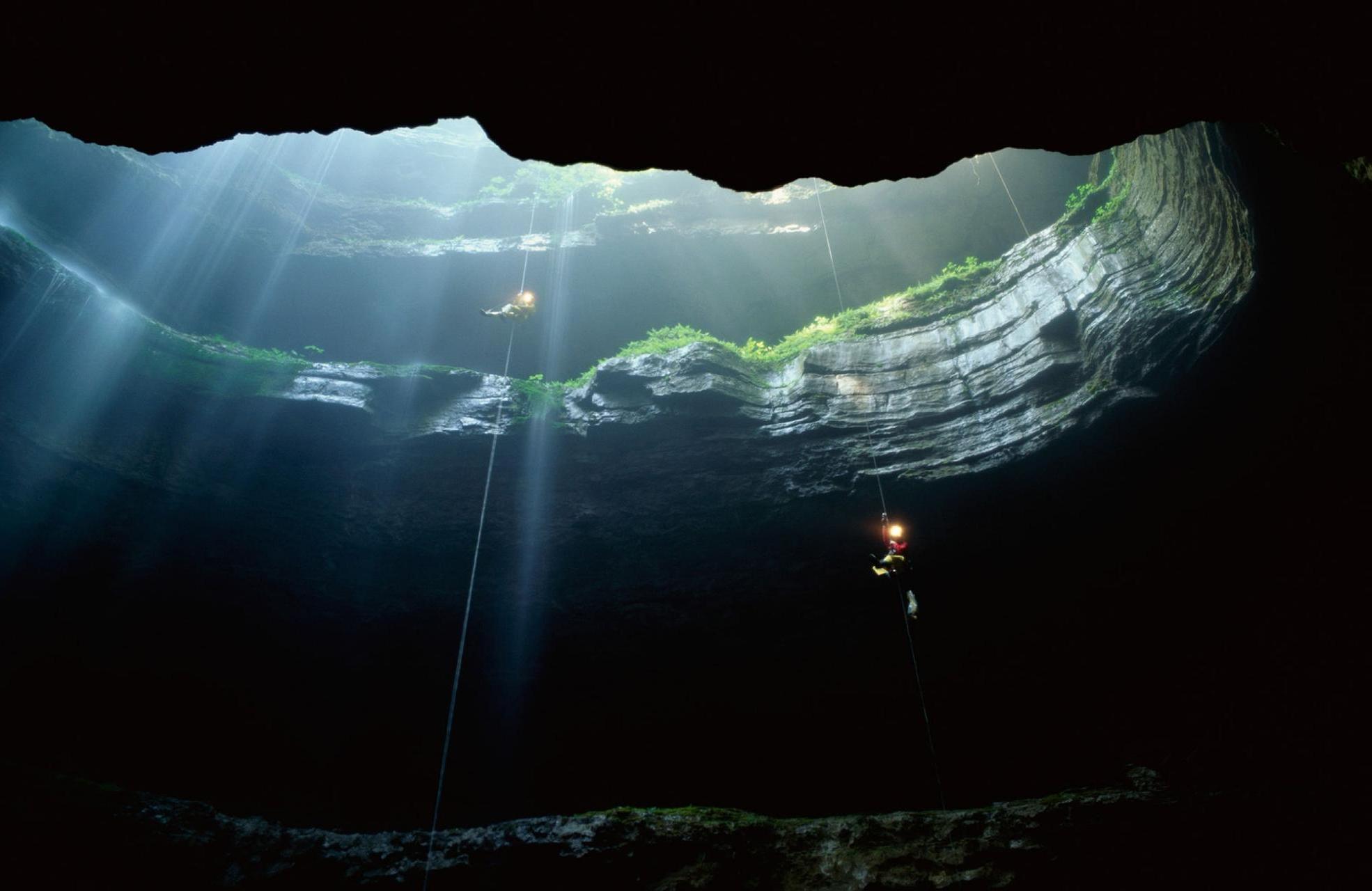 世界上那些出名的坑洞你见过吗？“全球第一坑”在中国