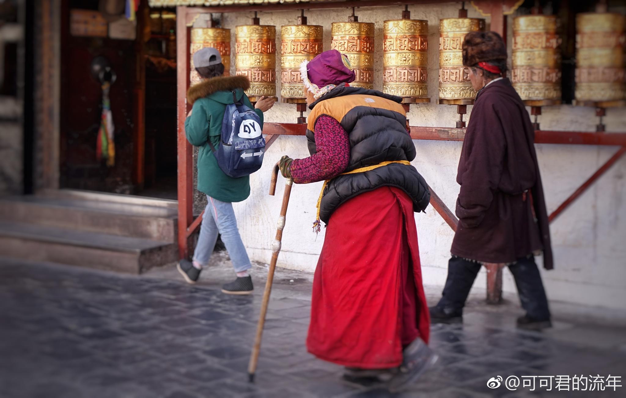 在拉萨城呆了几天，除了阳光这个城满是祈福朝拜转经筒的人