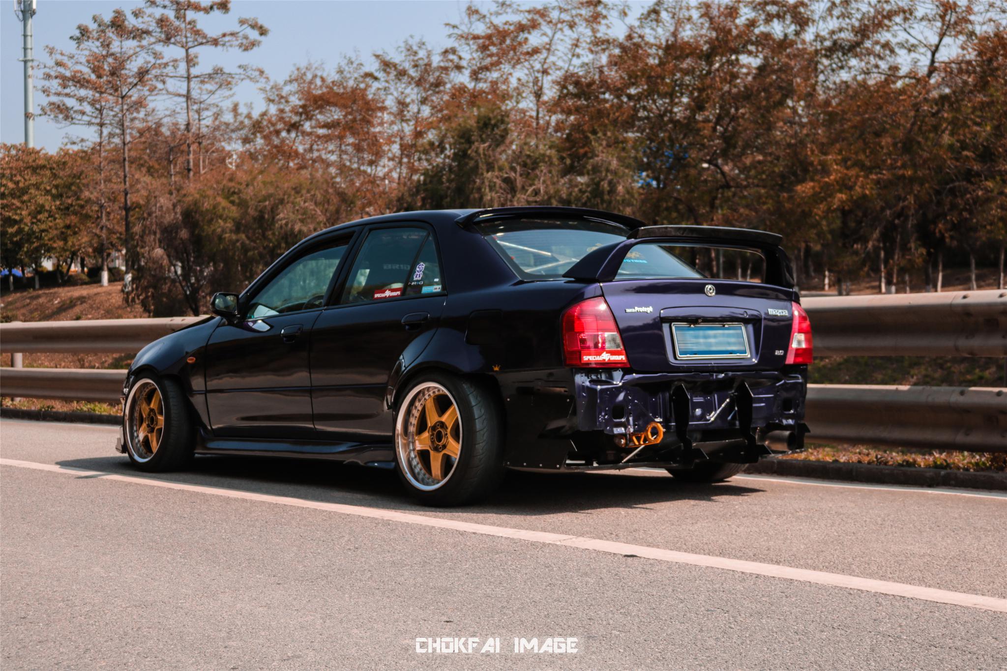 亲手将爱车打造成姿态大王，战斗格的马自达323真是帅气十足！-新浪汽车