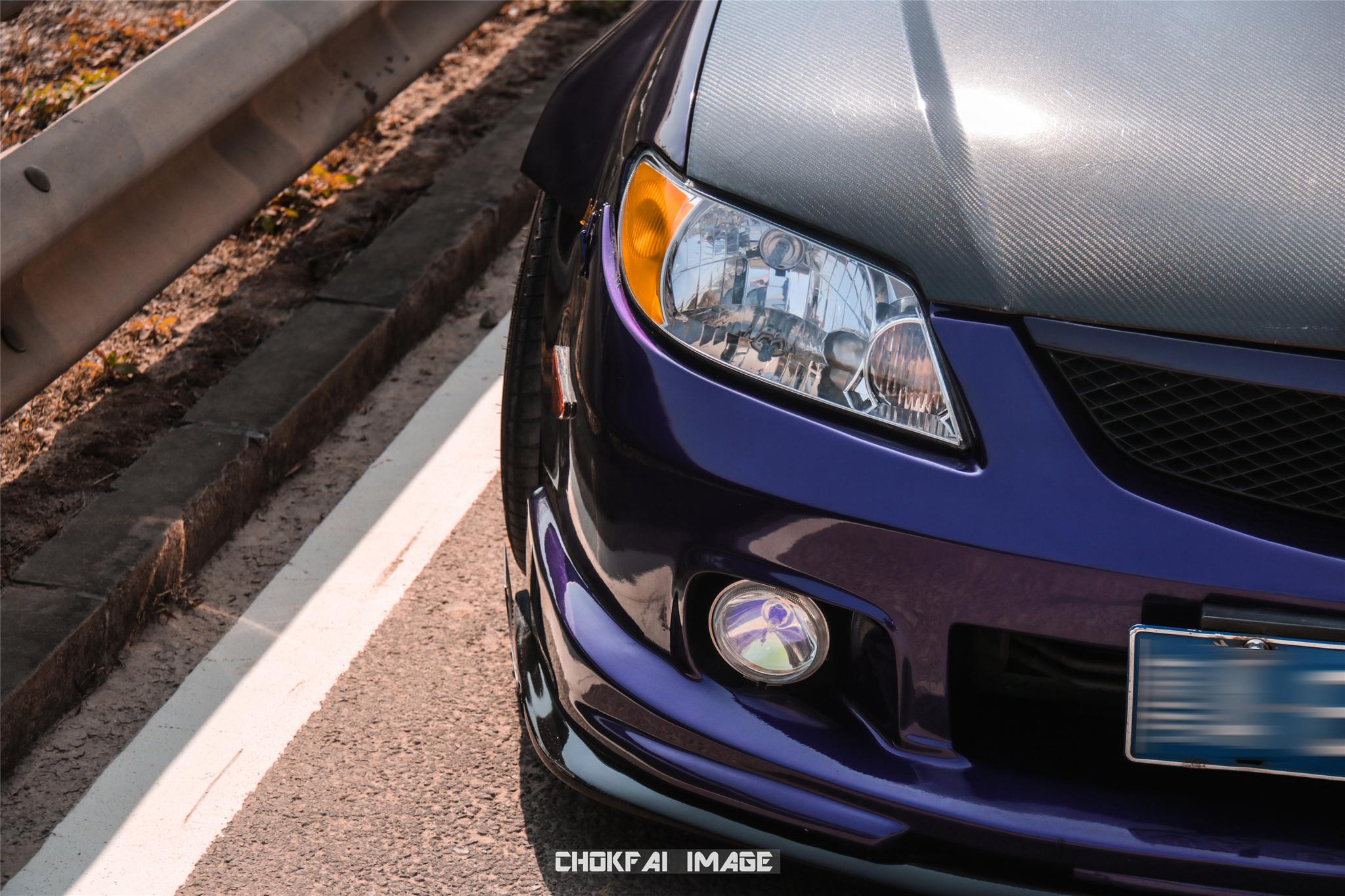 亲手将爱车打造成姿态大王，战斗格的马自达323真是帅气十足！-新浪汽车