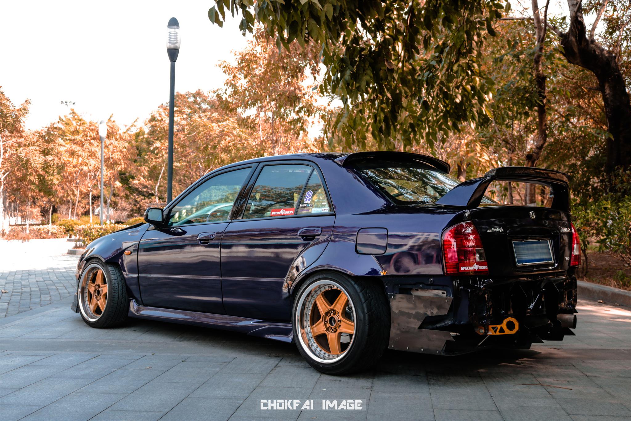 亲手将爱车打造成姿态大王，战斗格的马自达323真是帅气十足！-新浪汽车